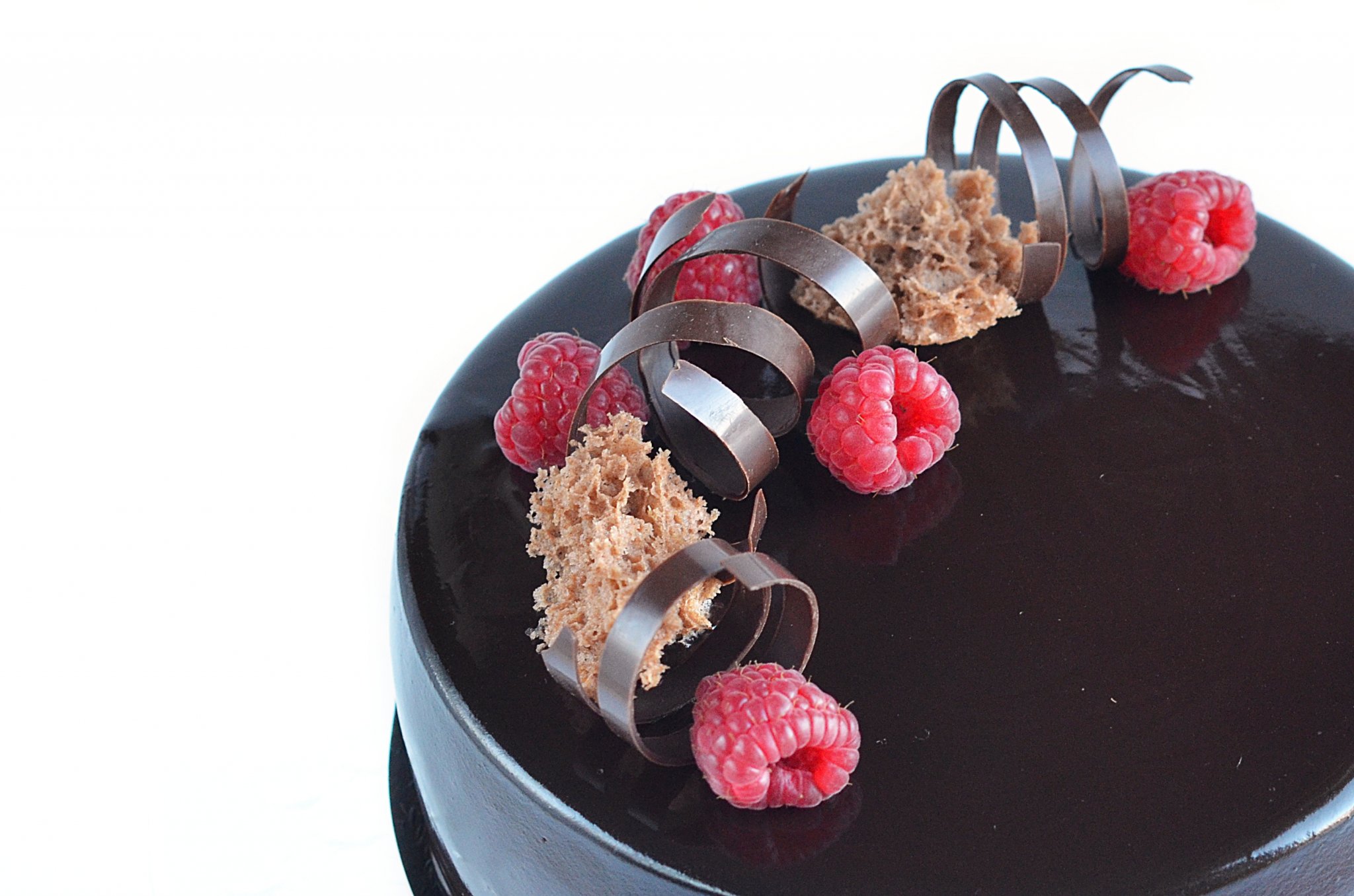 Tükörfényes málna-csoki mousse torta és némi jellemrajz – Sweet & Crazy